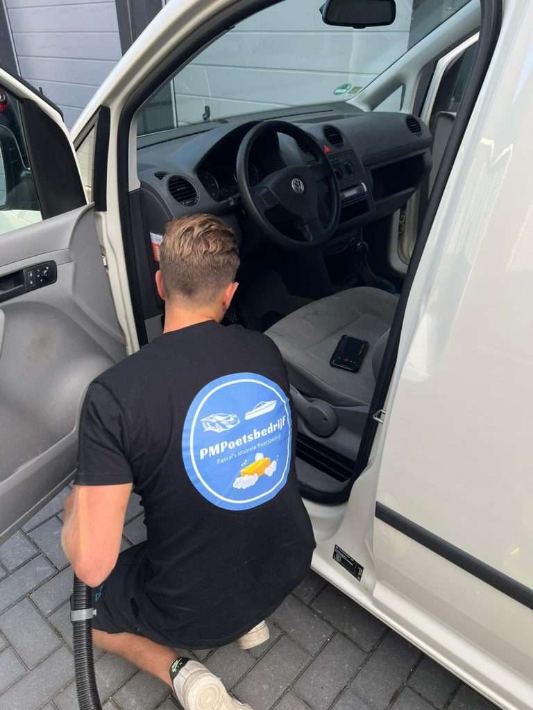 Auto reinigen - PMPoetsbedrijf